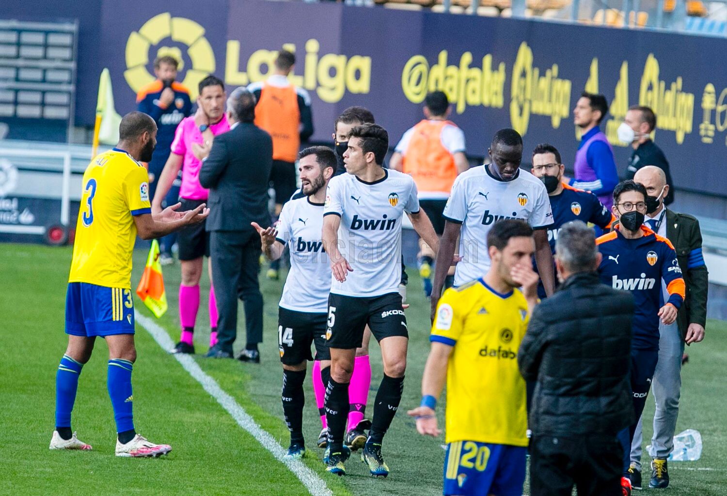 Valencia walk off the pitch in protest at Cadiz after alleged racist ...